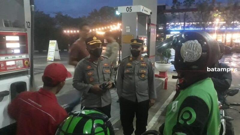 Polsek Pantau Seluruh SPBU di Sekupang saat Kenaikan Harga BBM - Metropolis