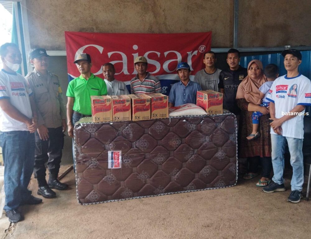 Caisar Spring Bed Berikan Bantuan Korban Kebakaran di Tanjungsengkuang - Metropolis