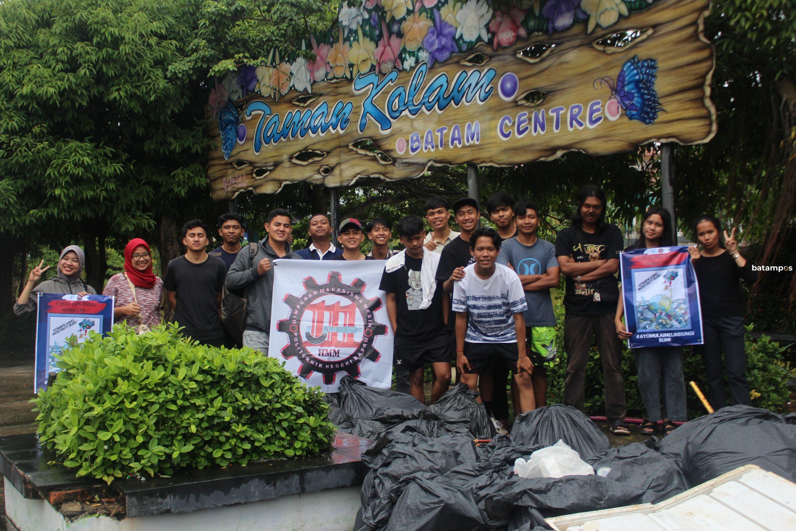 Polibatam Bersihkan Sekitar Danau dekat Batam Pos - Metropolis