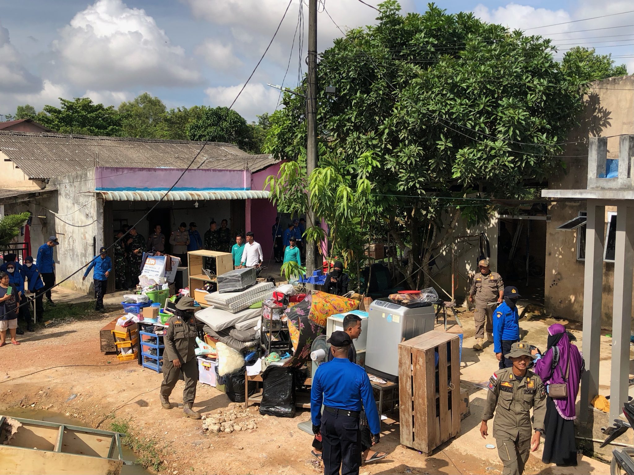 Warga Tembesi Tower Akhirnya mulai Digusur - Metropolis