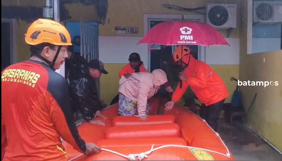 Basarnas Evakuasi Lansia dan Anak-anak dari Banjir di Benih Raya Marina ...