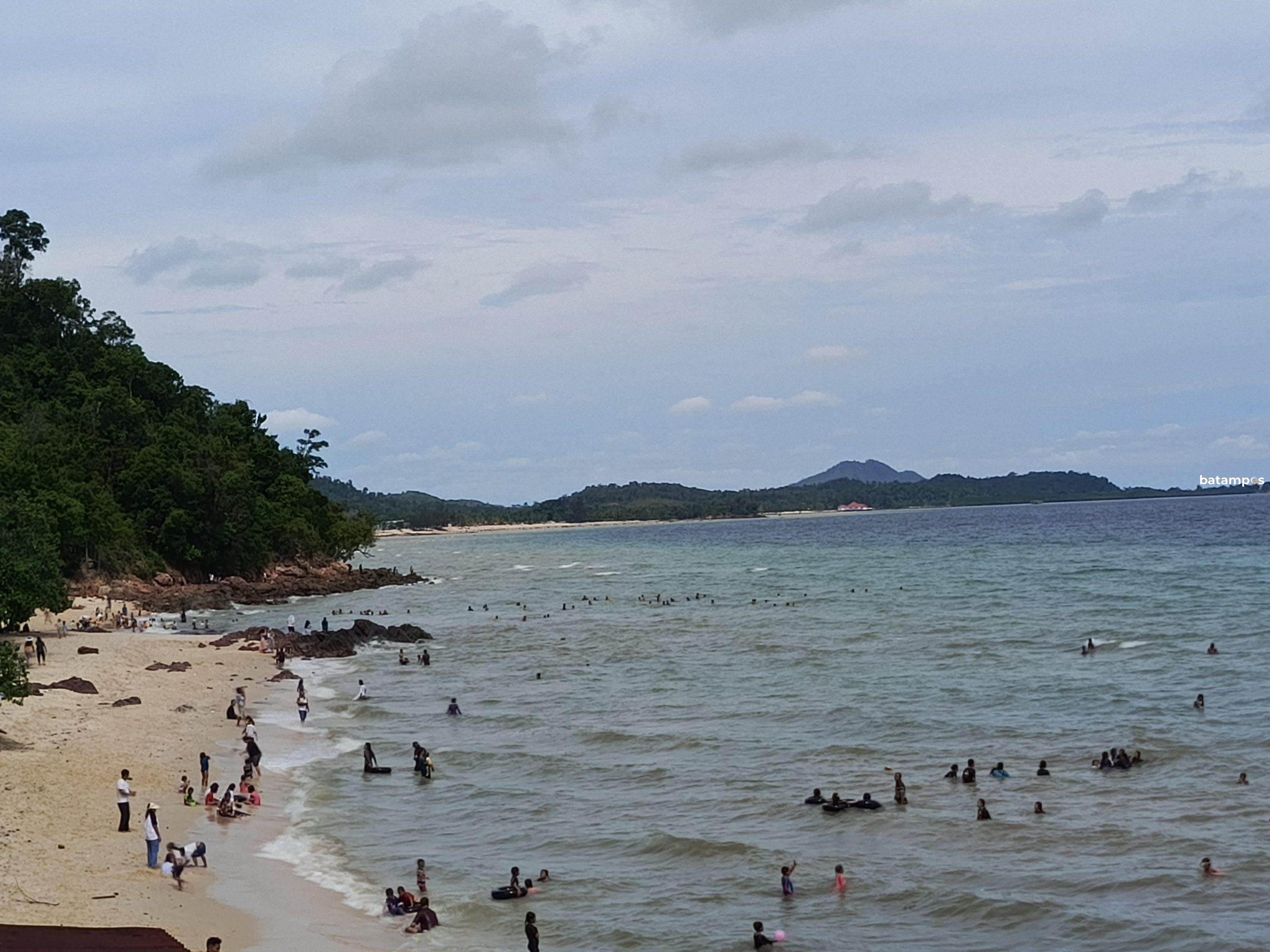 Pantai Barelang Diserbu Wisatawan Saat Libur Idul Adha - Metropolis