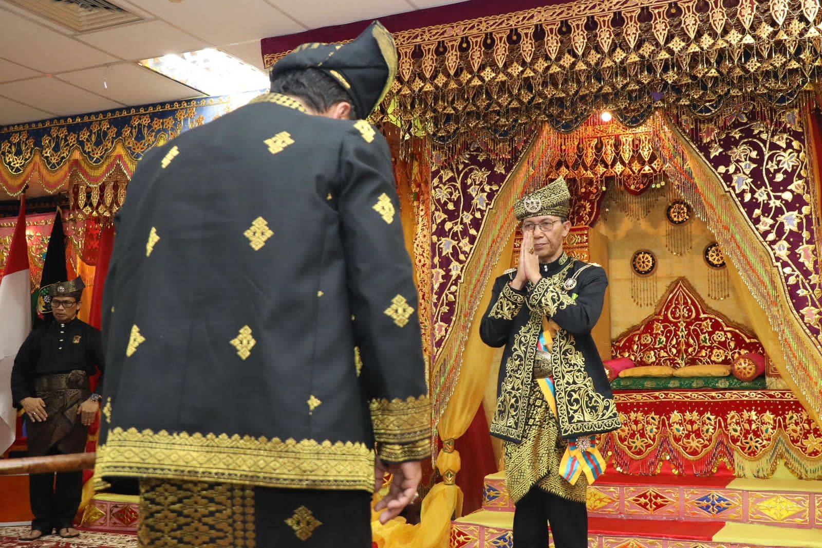 Amsakar Bergelar Dato’ Setia Amanah-Li Claudia Dato’ Setia Bijaksana ...