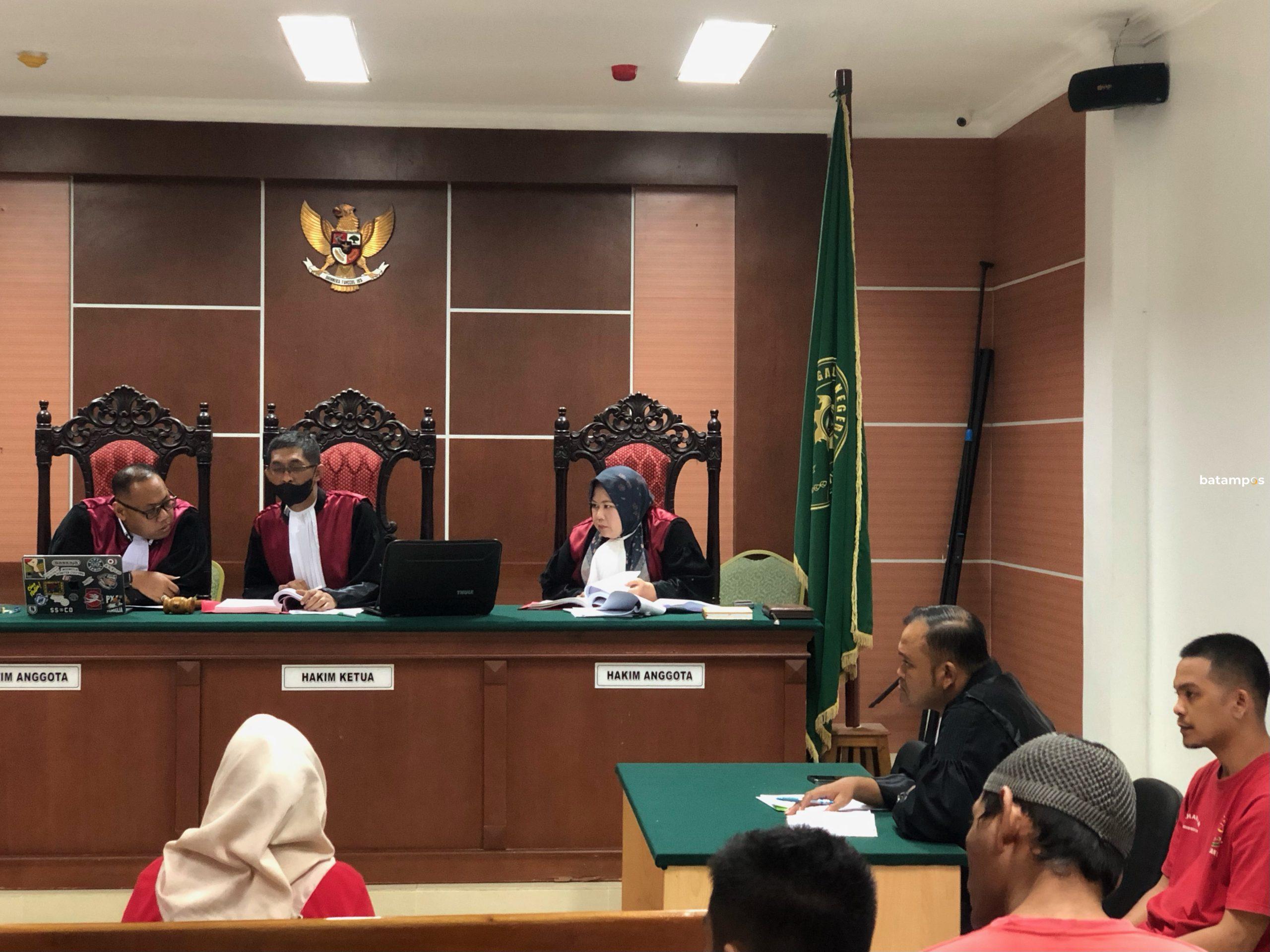 Mak Rahel Menangis di Sidang, Mengaku Enam Kali Jadi Kurir Sabu atas Perintah Menantu - Metropolis