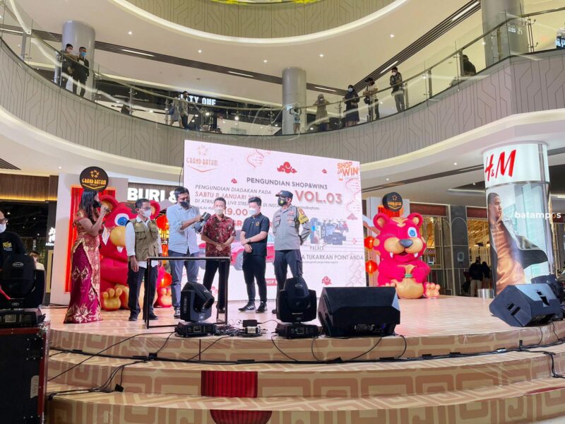 Grand Batam Mall ''Beri'' Hendra Salim Mobil Mewah - Metropolis