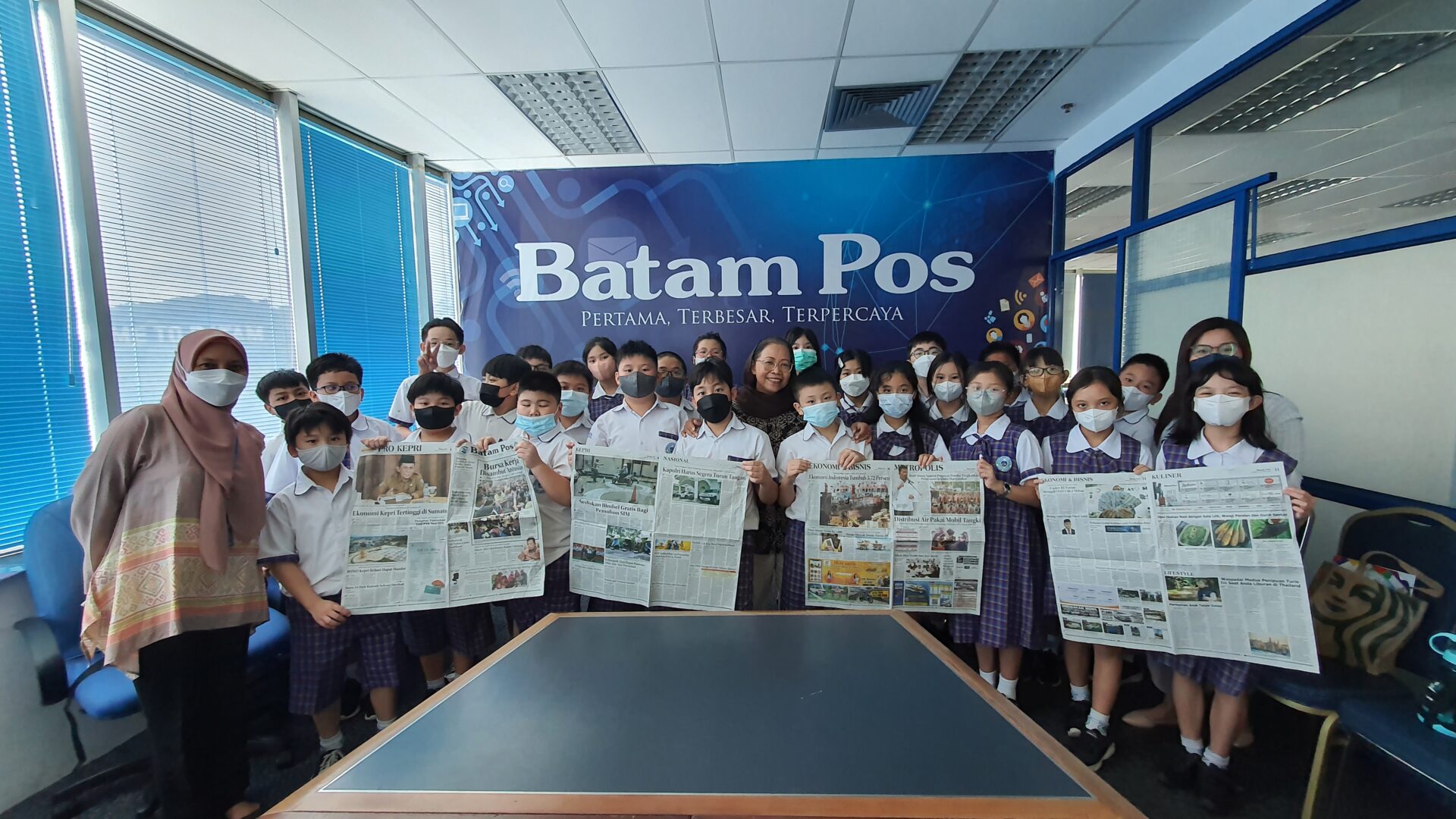 Murid-murid Sekolah Monte Sienna Kunjungi Dapur Redaksi Batam Pos ...