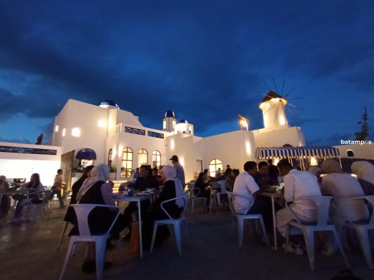 Ngabuburit di De'Sands Santorini of Batam, Ditemani Live Music - Metropolis